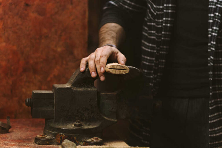 How To Rehandle An Axe Like A Professional - Axe Adviser