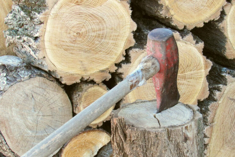 Should An Axe Be Sharp Or Blunt? Quick Answers - Axe Adviser